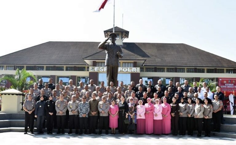 Patung Jenderal Hoegeng di Sespim Lemdiklat Polri Jadi Simbol Kejujuran ...