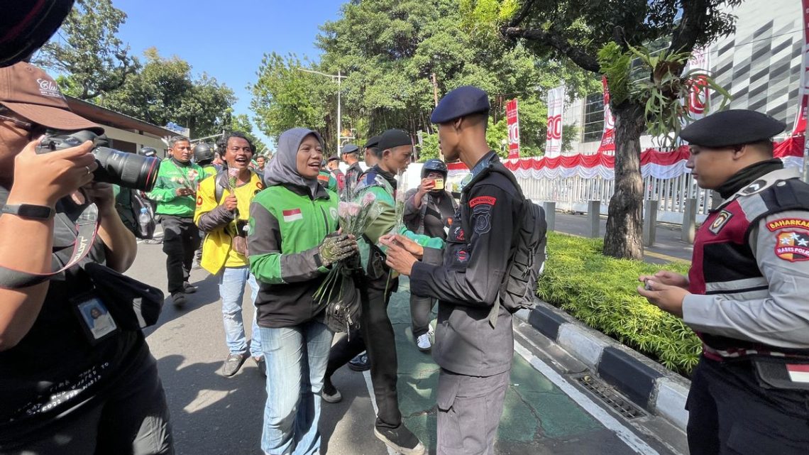 Aksi Damai Menolak Provokasi, Ribuan Ojol Bagikan Mawar untuk TNI-Polri di Monas - Kabariku